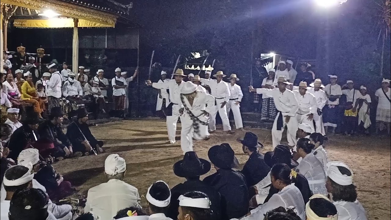 Baris Cina Renon mesolah lan Ngaturayah ring Pura Dalem Lumajang ...