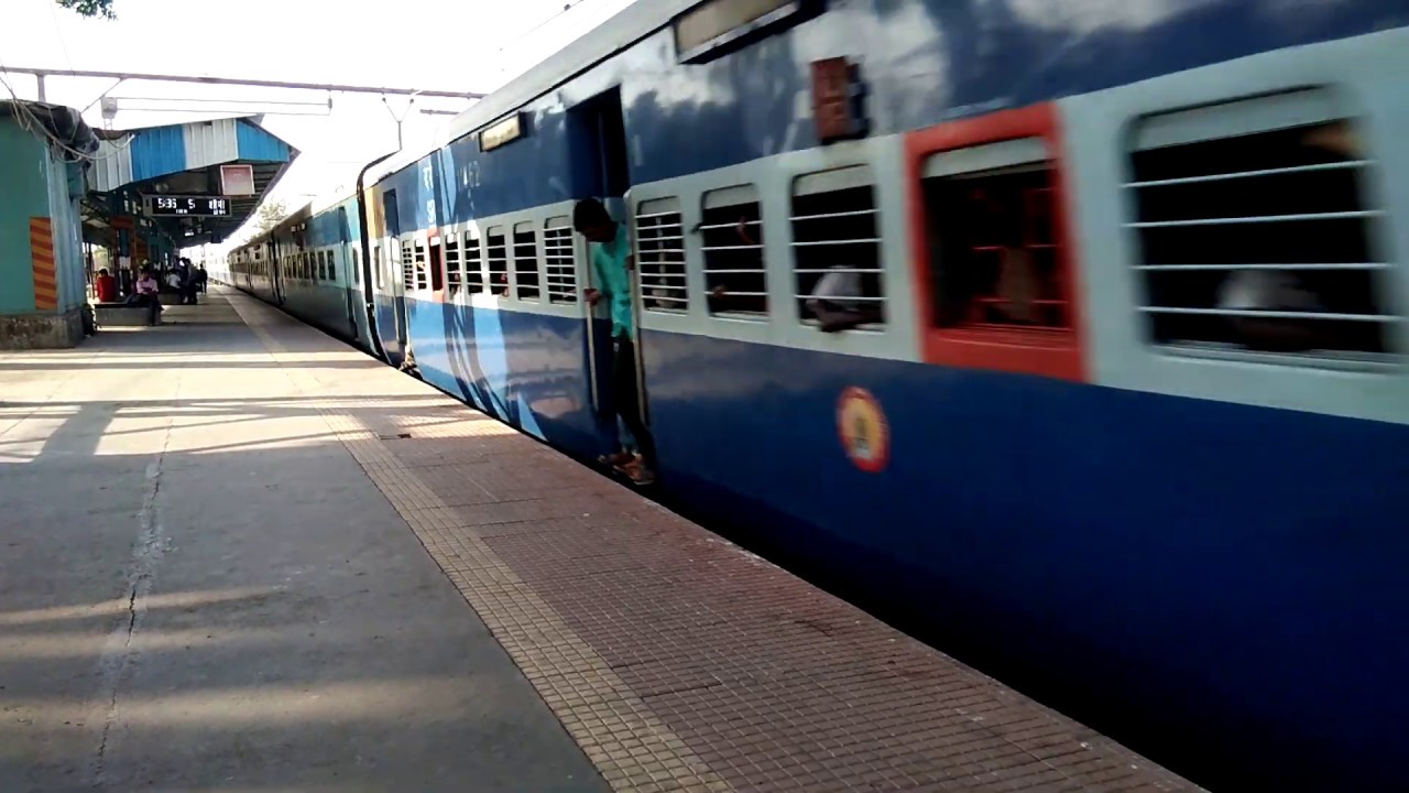 16381 Mumbai -Kanyakumari Jayanthi Janata Express Crossing Bhivpuri ...
