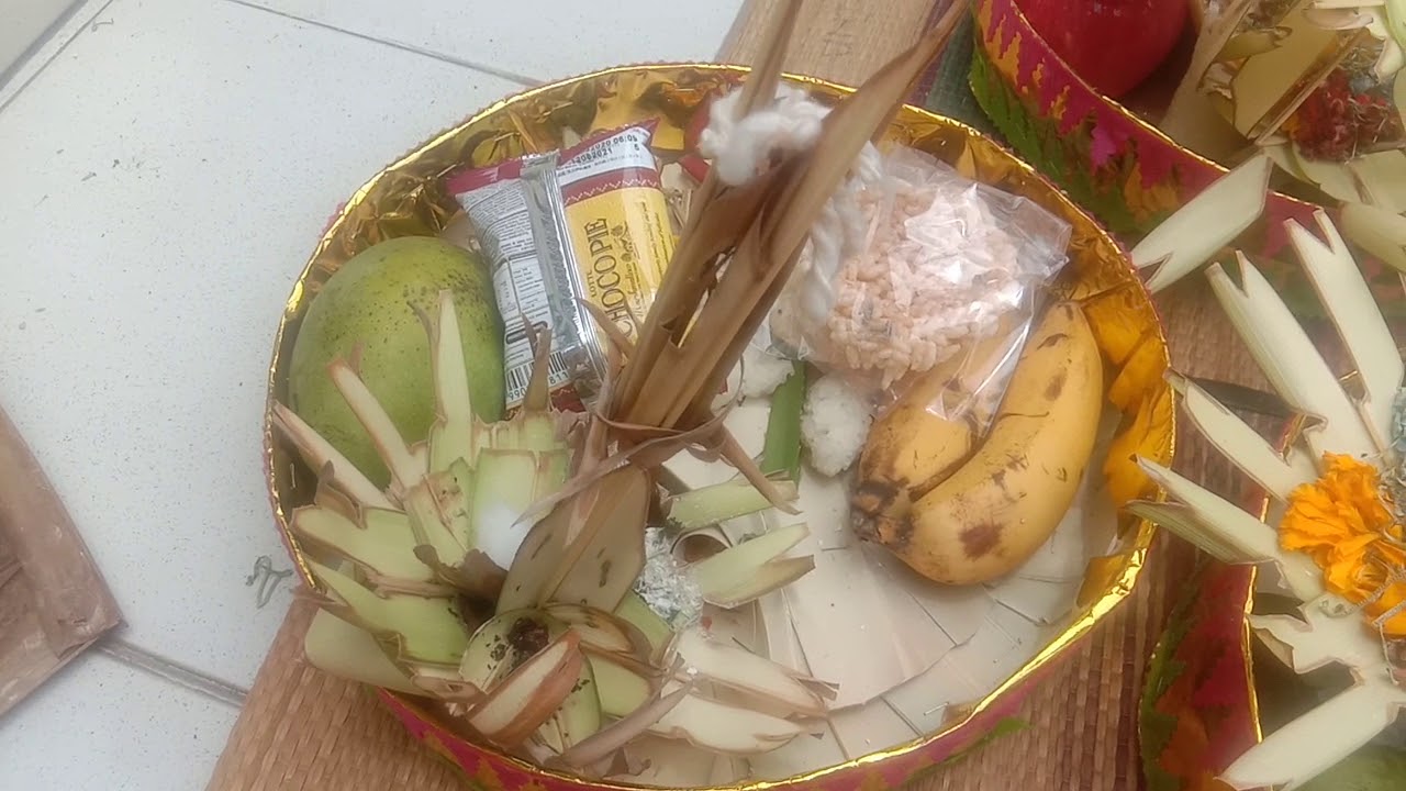 Tetandingan banten tebasan pemiak kala - YouTube