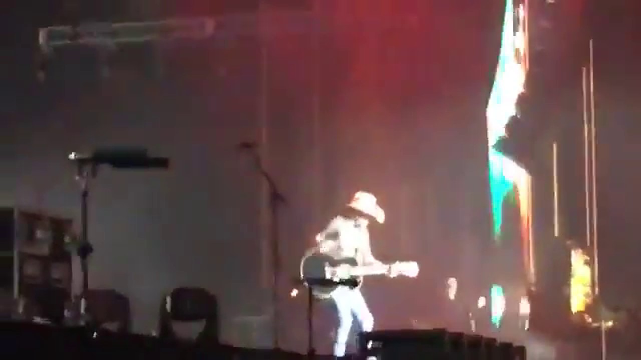 Jason Aldean ran off stage as gunmen fire upon crowd in Las Vegas - YouTube
