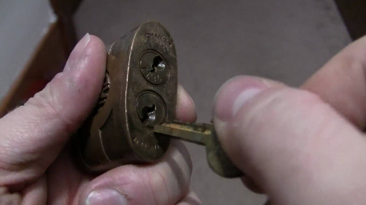 A demo of a vintage and unusual Yale padlock - YouTube