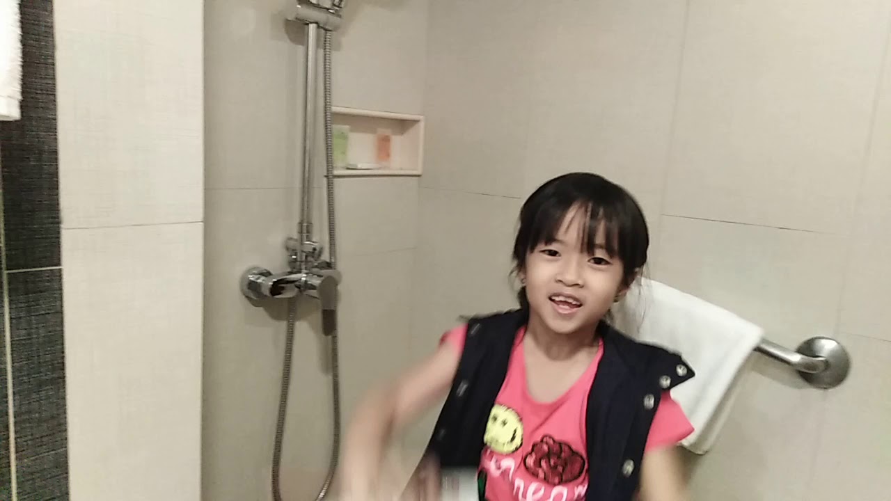 Jikjik in South Pacific Hotel Hong Kong - YouTube