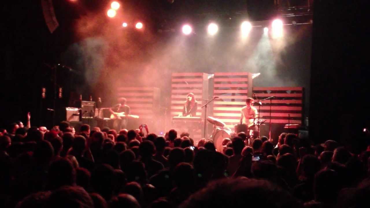 Beach House - Zebra (Live) [HD] - YouTube