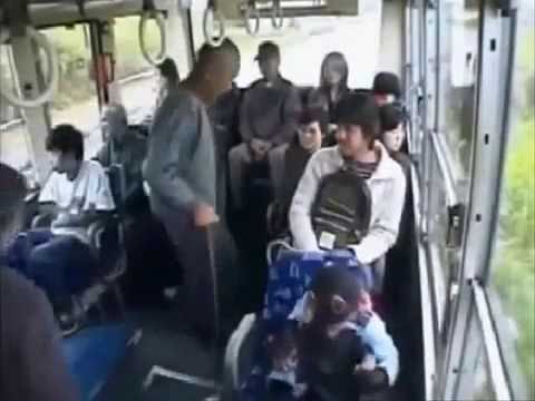 Avtobusda yaşlılara yer verən meymun