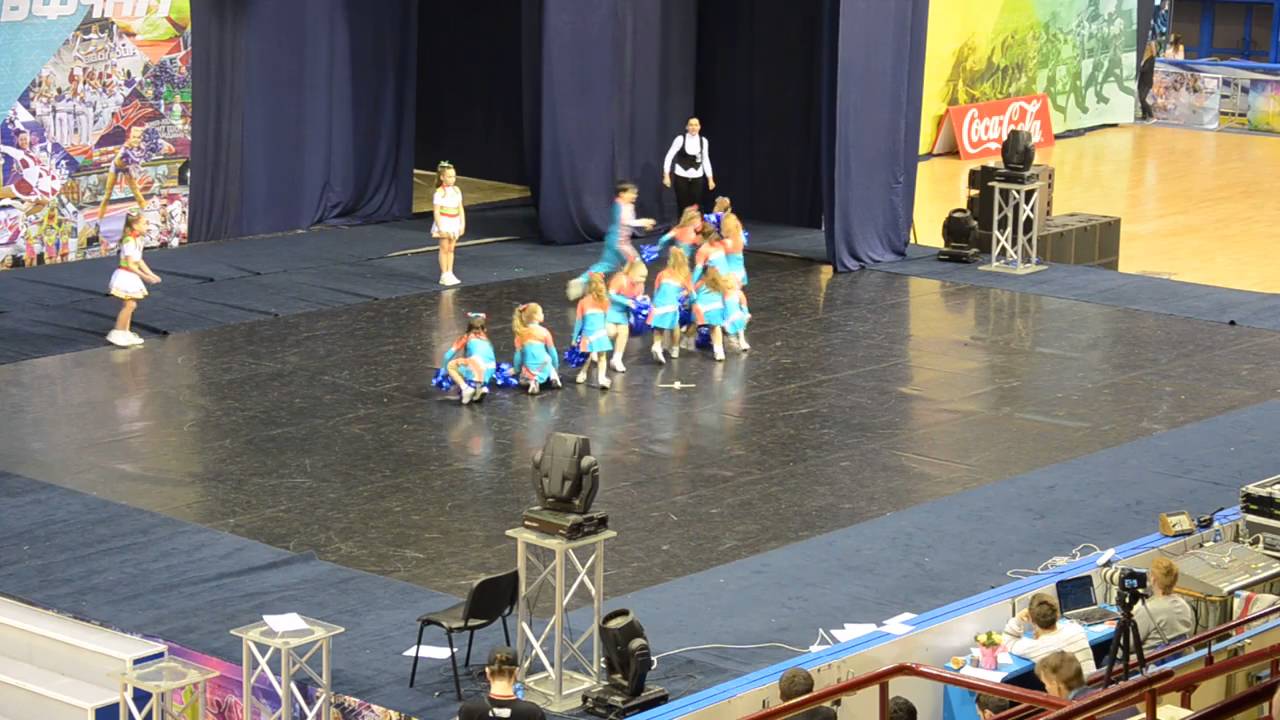 children cheerleading show mini team 'Юни Stars' - YouTube