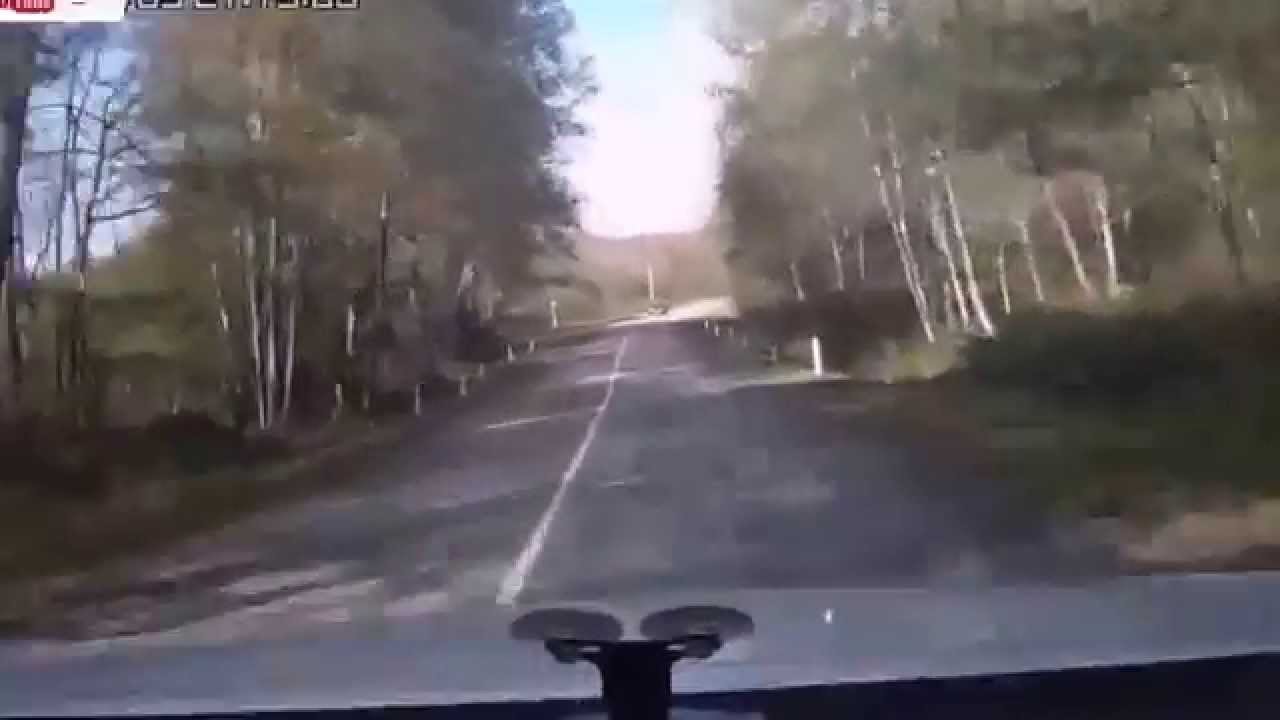 Car crashes into bridge at high speed - YouTube