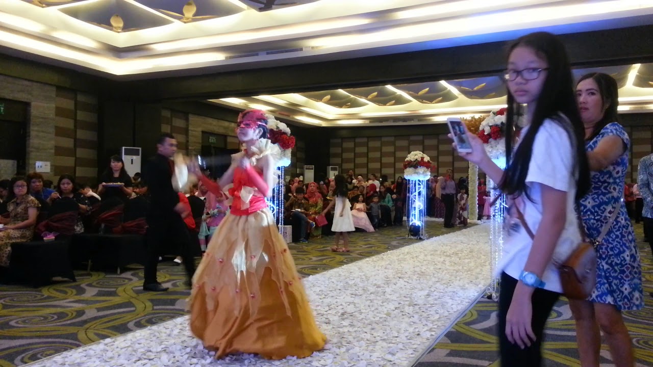 Tari pedang, wedding dance - YouTube