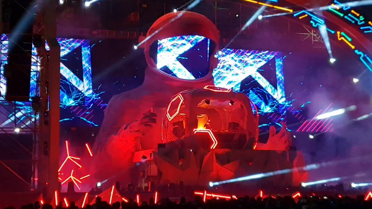 Alan Walker Live Performance at #sgf2018 - YouTube