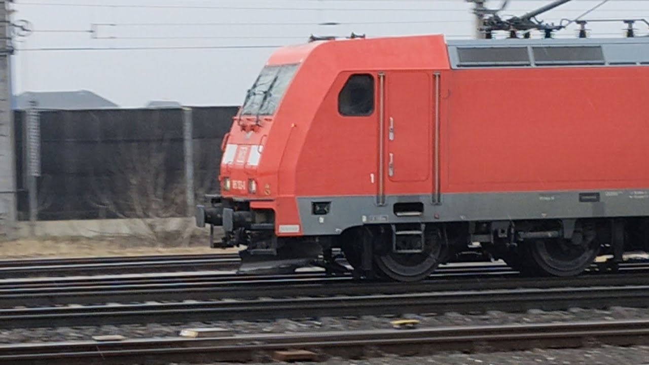 Eine DB Traxx2 fährt mit einem Güterzug durch den Bahnhof St. Valentin ...
