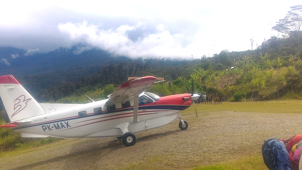 PESAWAT MAF PAPUA - YouTube