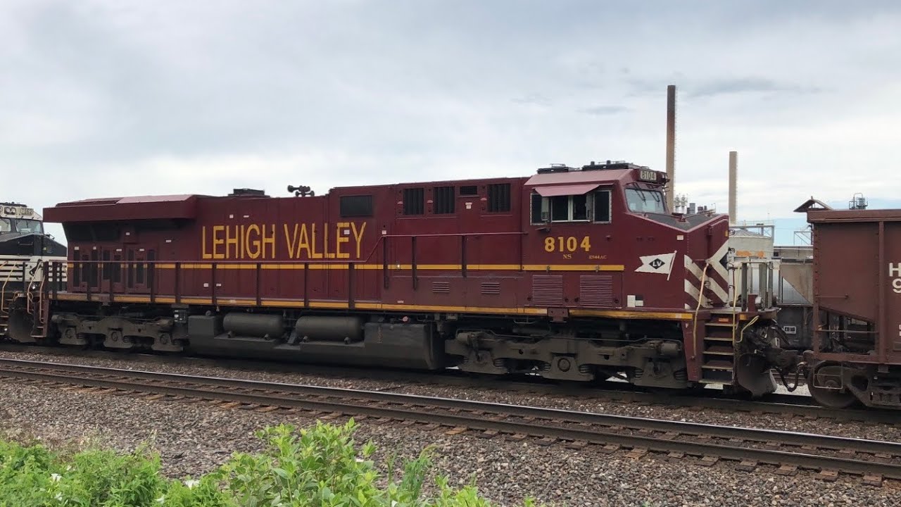 NS Lehigh Valley heritage unit meets a Hub Group cause container in ...