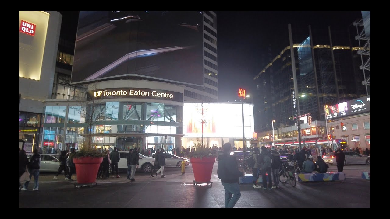 Downtown Toronto Night Walk (Yonge-Dundas Sq to St Patrick Station) [4K ...