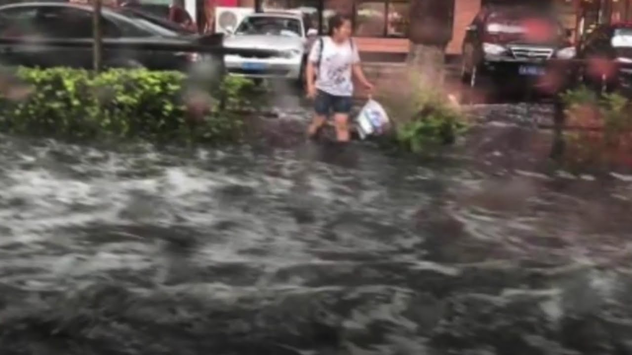 Heavy rain floods China's Shenyang city - YouTube