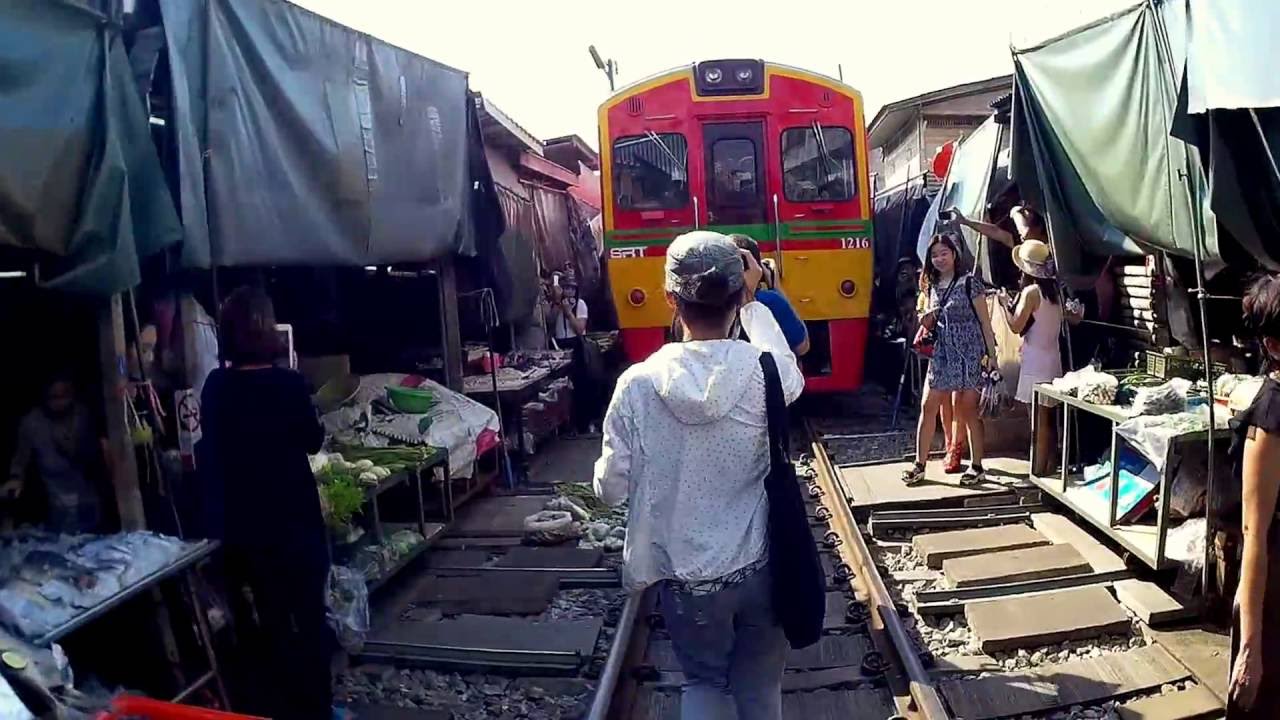 Maeklong Railway Market (Talad Rom Hub) - YouTube
