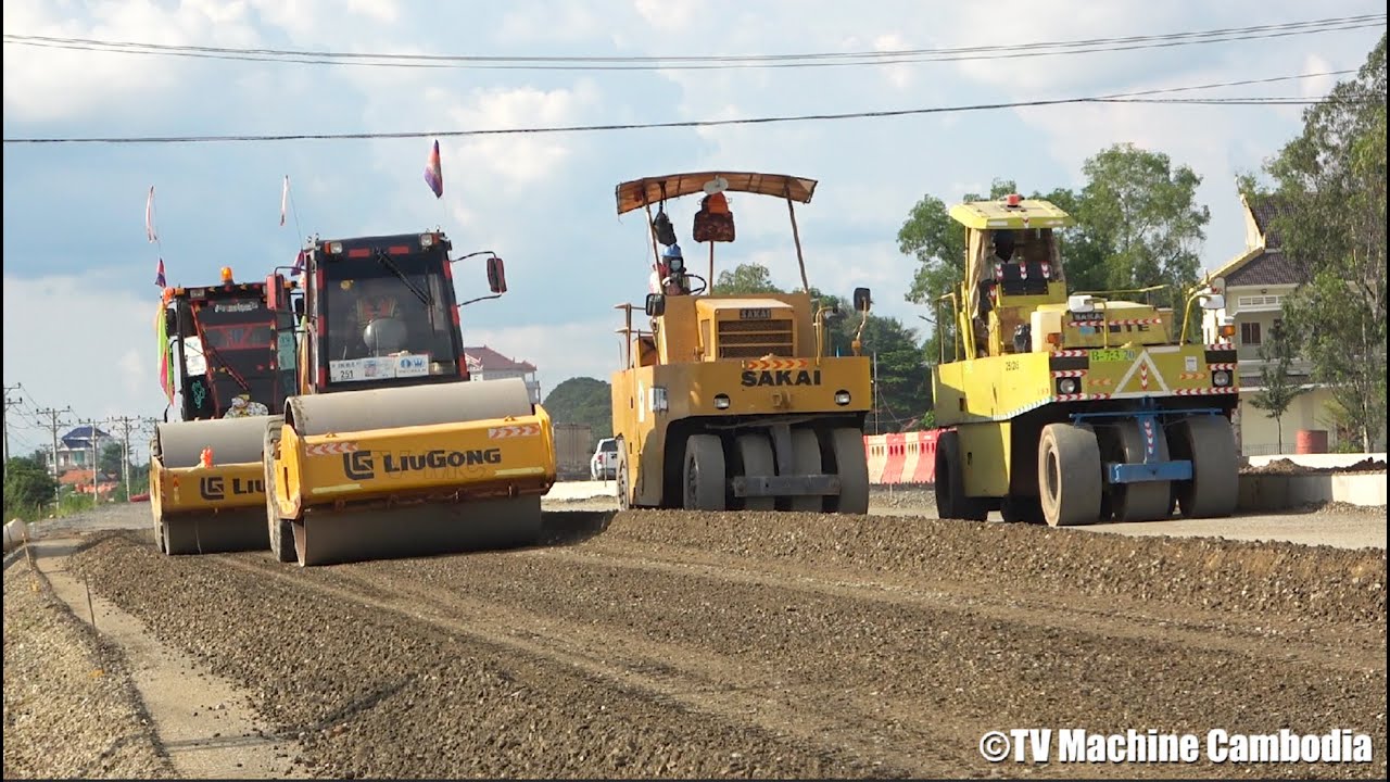 Roller soil compactor skills operator with motoniveladora grading road ...