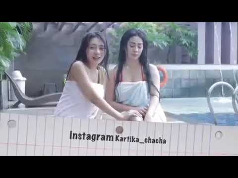 Model Indonesia berenang pakai bikini