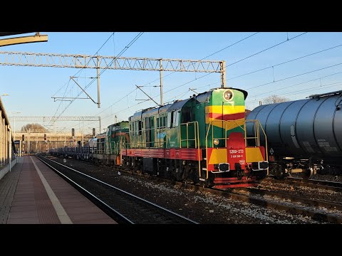 Zielony Duet S200-273+SM42-2159 Wraz z Platformami wjeżdżają na stację Częstochowa Stradom - YouTube