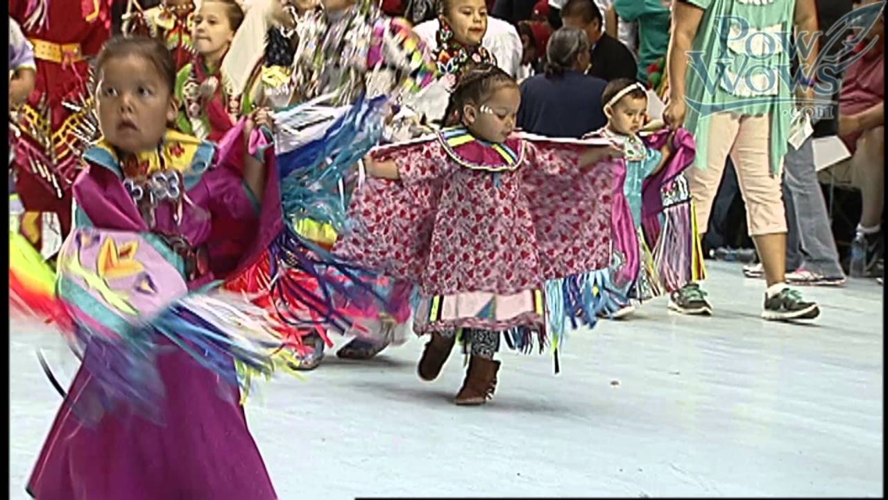 Tiny Tots - 2016 Gathering of Nations Pow Wow - PowWows.com - YouTube