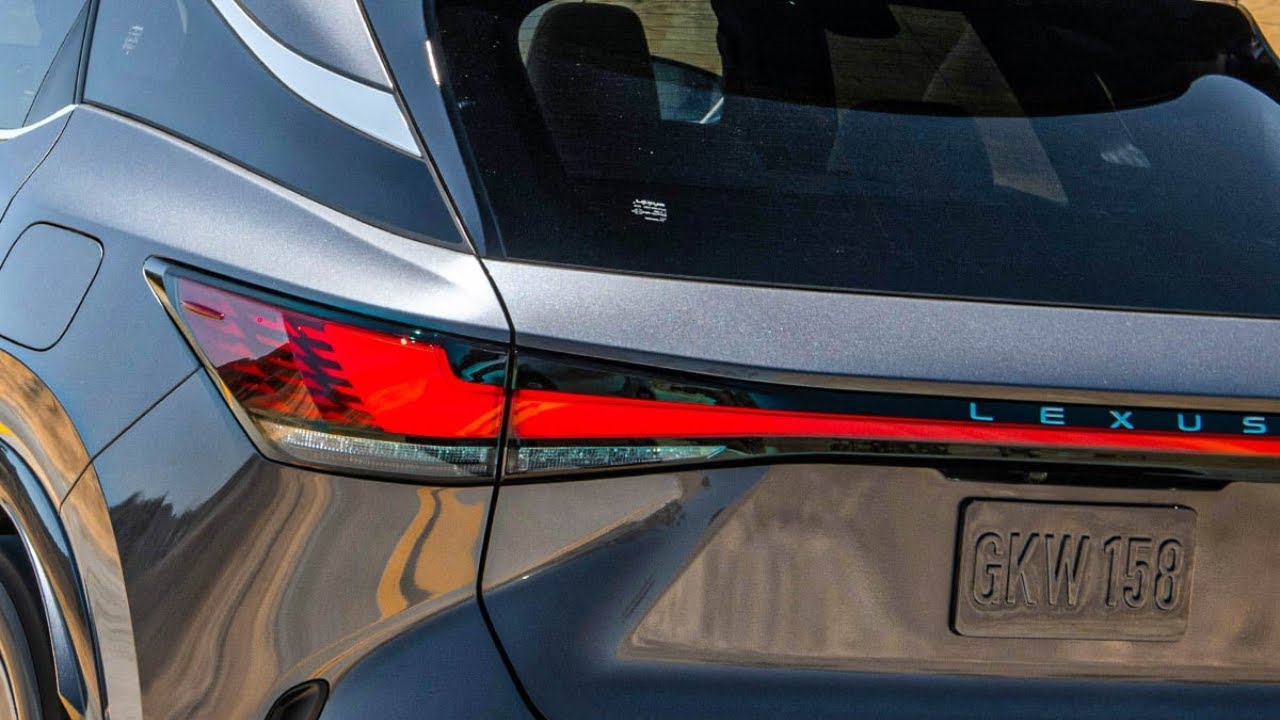 レクサスの新しい「RX」の発表! 300馬力を超える「高性能」モデル! 豪州に登場した斬新な外観と全長 4.9m級のボディの「高級SUV」 - YouTube