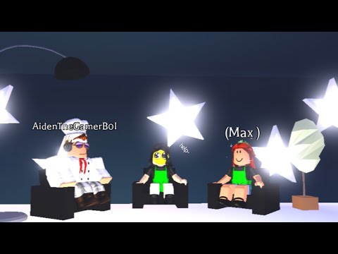 Working at a restaurant in Roblox Adopt me with Friends! - YouTube