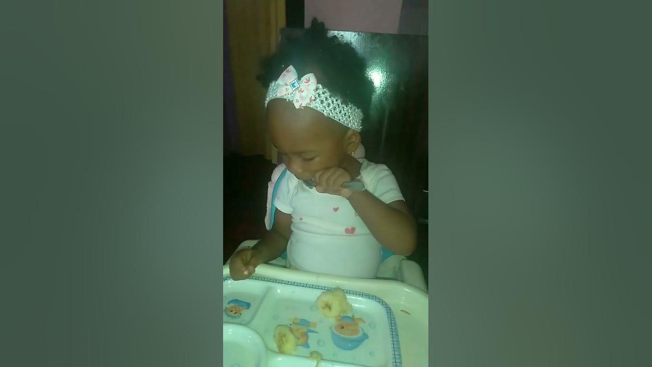 Bebes comiendo solos, blw - YouTube