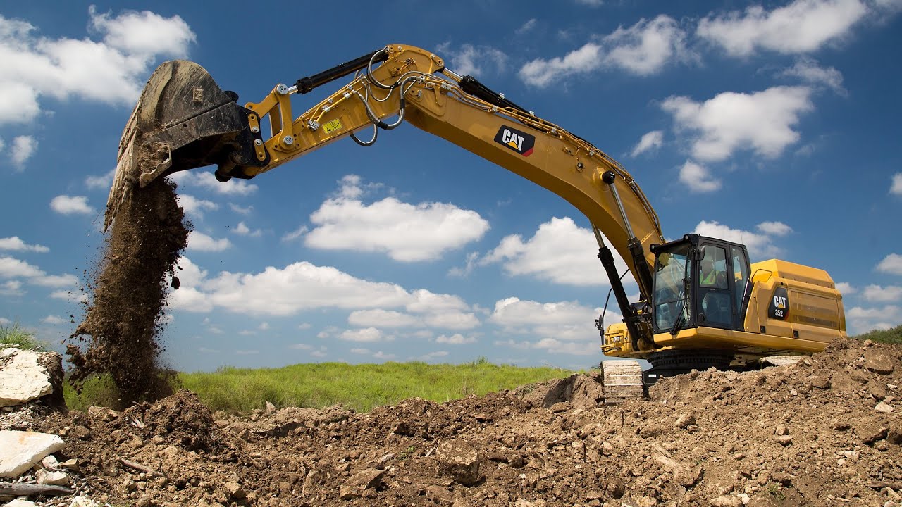 CAT Excavator loading trucks in Malaga #shorts - YouTube