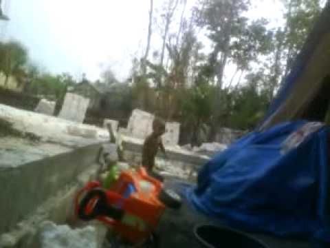 Abil telanjang bulat siap2 mandi di belakang rumah kulon MOV03303