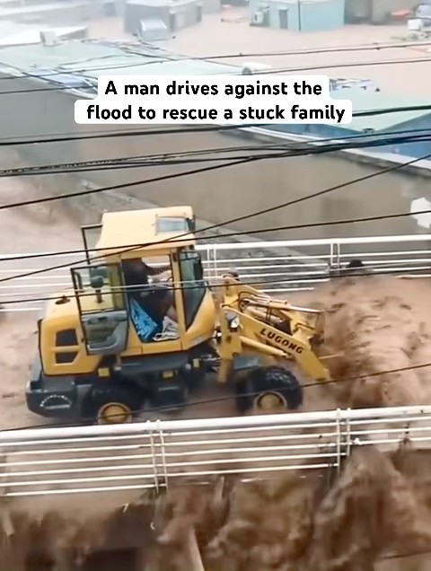 A man drives against the flood to rescue a stuck family - YouTube