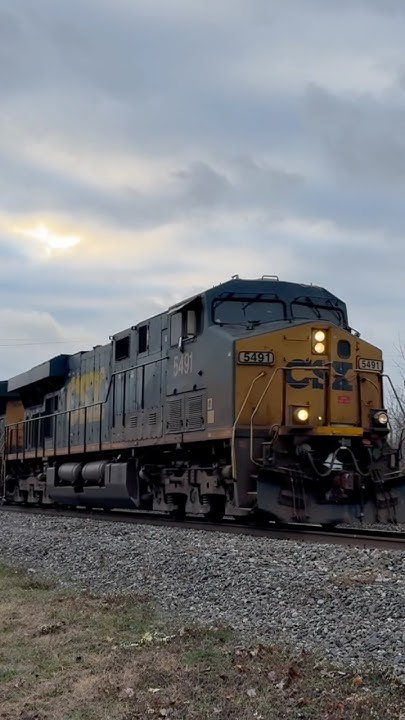 Catching CSX M216 with a auto rack train flying through Berea Ohio with friendly crew. - YouTube