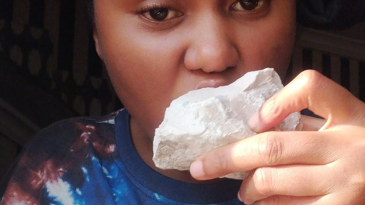 Nzu Clay cookies crunching video #addiction #asmr #bigbites Umcako 🥰😋 ...