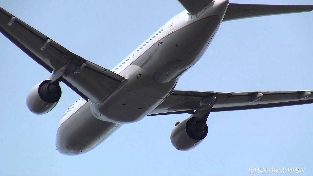 N211UA takeoff United Airlines Boeing 777-222 Narita Airport - YouTube
