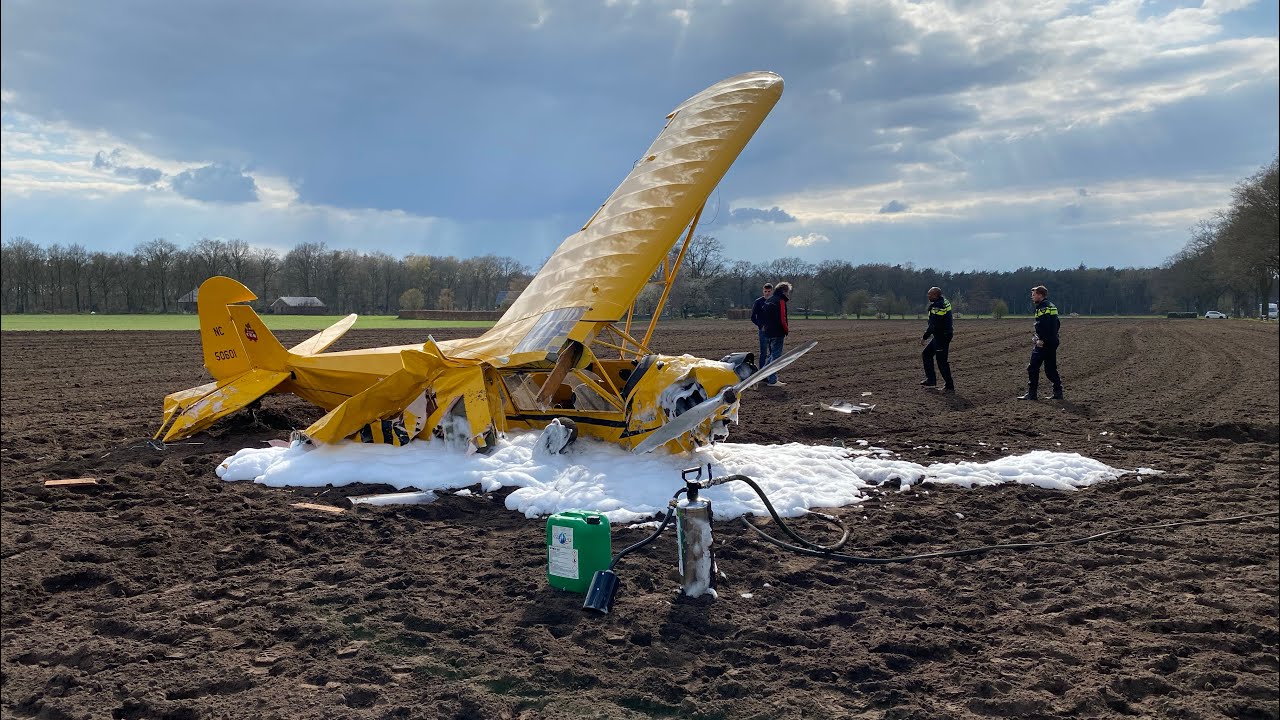 Vliegtuig crahst tegen boom en eindigt in akker bij Deventer, piloot ...