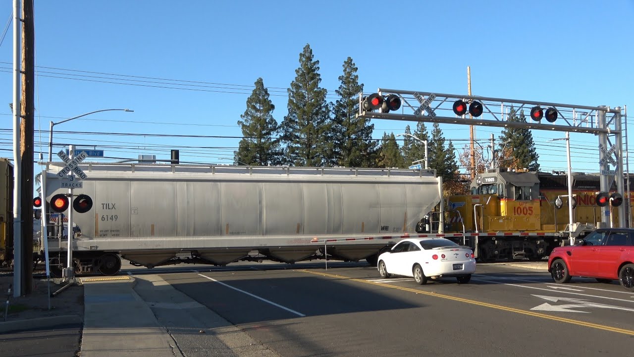 UPY 1004 Florin Flyer Local - Mercantile Dr. Railrpad Crossing, Rancho Cordova CA - YouTube
