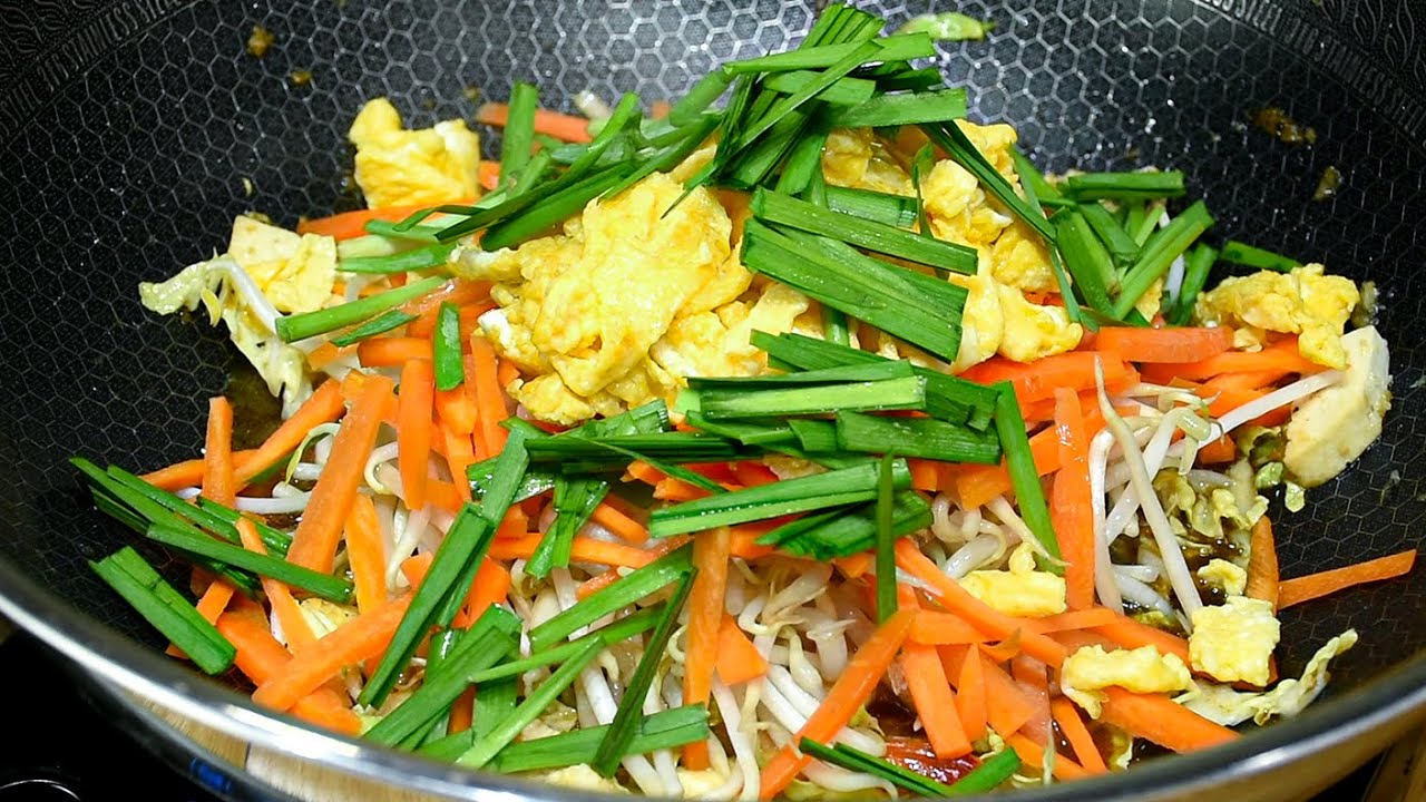 Goreng Telur Dan Campurkan Dengan Kobis, Taugeh, Kucai dan Bermacam ...