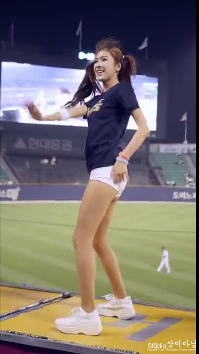 Korean Cheerleader - YouTube