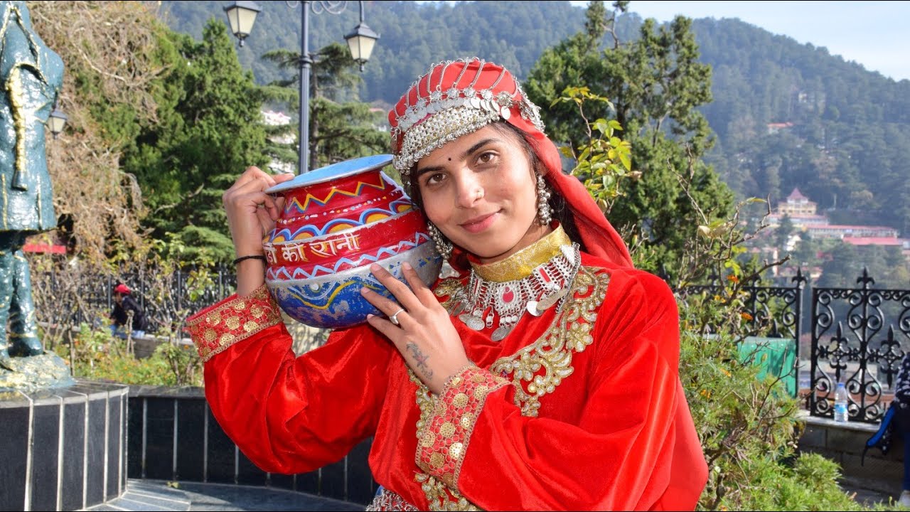 AJ MAIN APNI FRIEND KO LANE SHIMLA GAYI || PAHADI DRESS PHOTOSHOOT ...