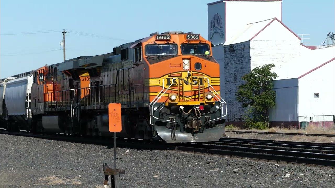 BNSF 5362 leads grainer on the YVS through downtown Kennewick with nice K3LA - YouTube