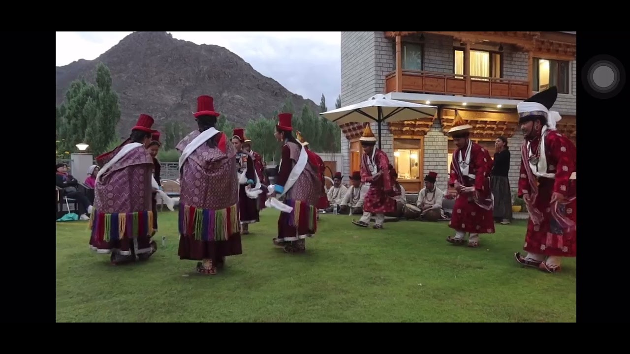 Traditional Ladakhi dance. - YouTube