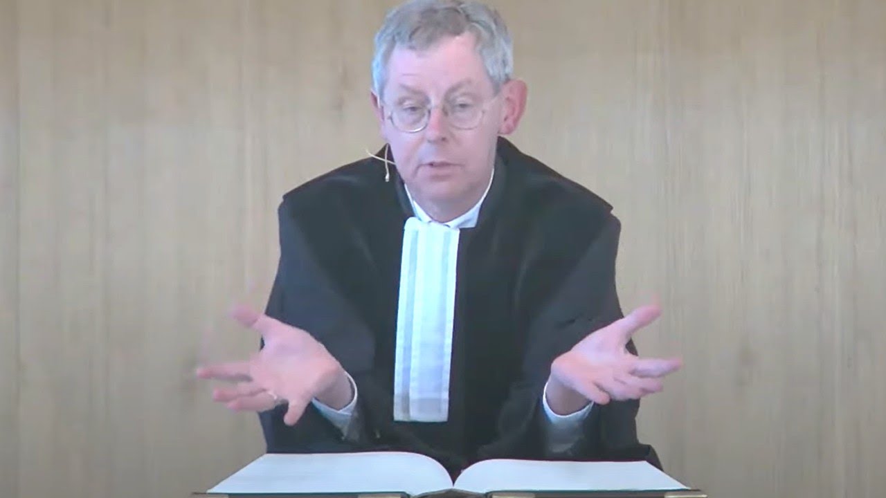 Een heel rijtje vrouwen in lange gewaden, zwaar gesluierd, komen de ...