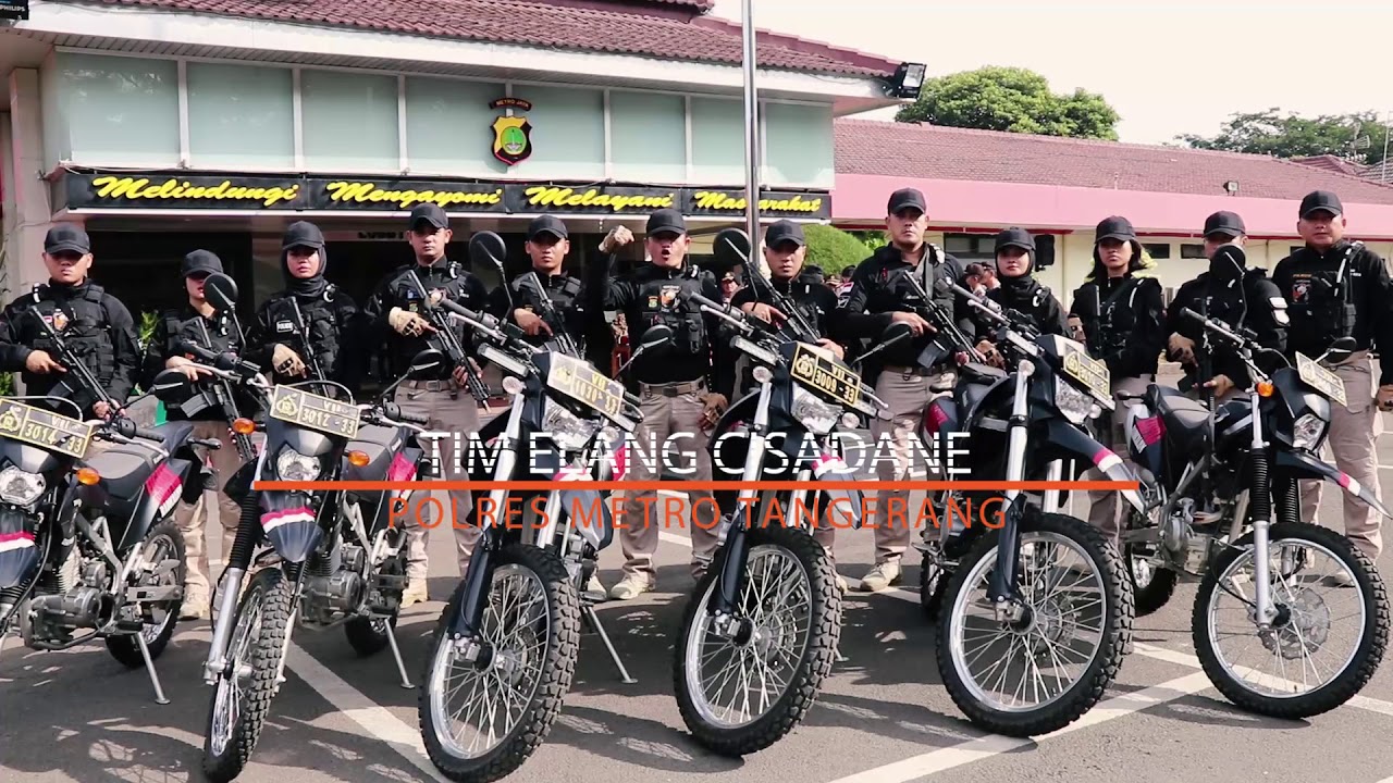 Polisi baris - YouTube