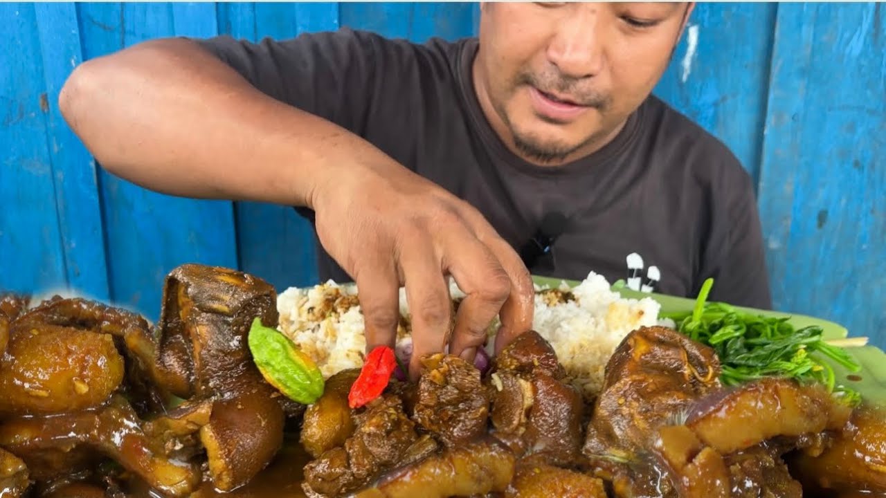 Eating delicious pig ear with greens and king chilly // Naga eating ...