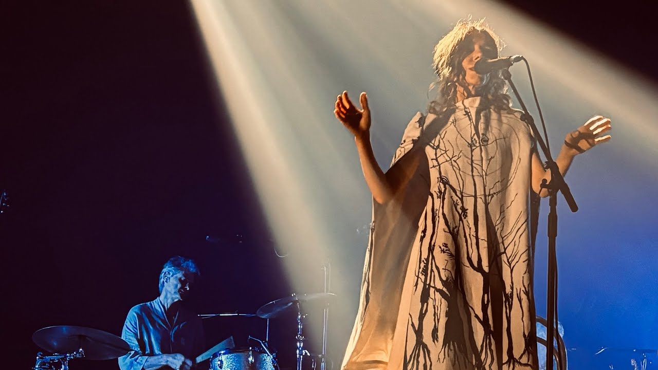 The Community of Hope by PJ Harvey (Live in Toronto) - YouTube