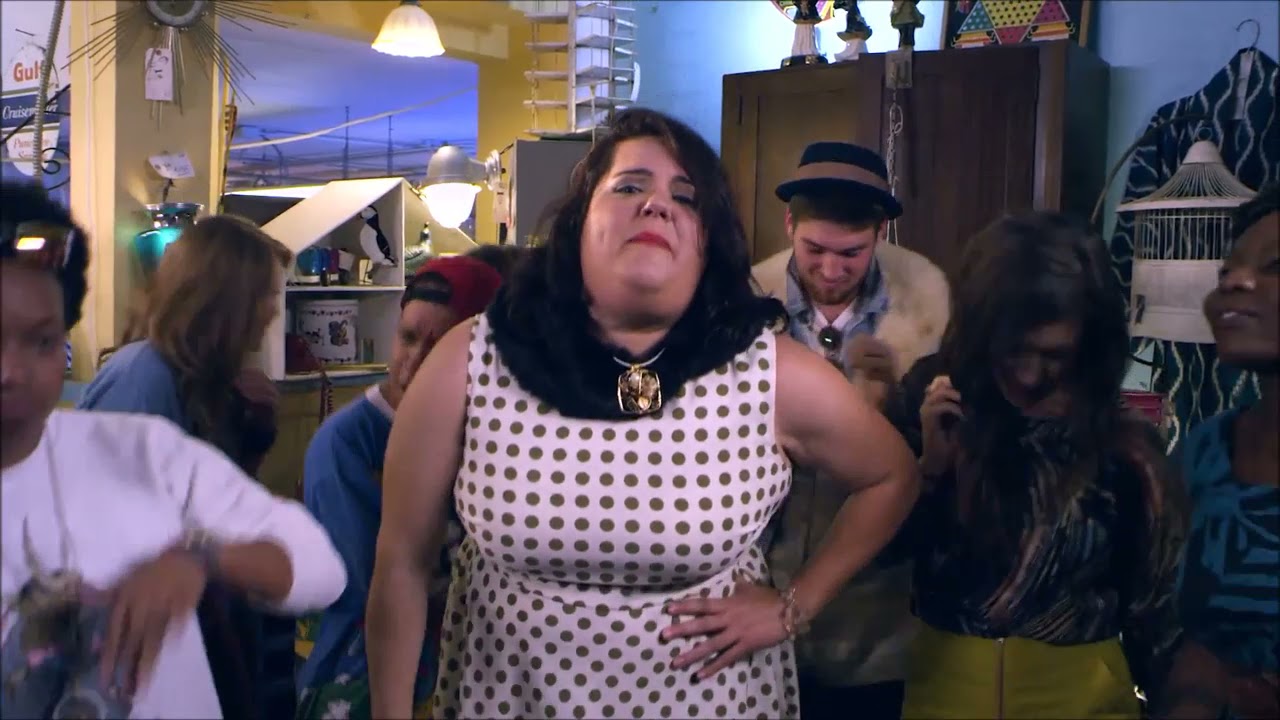 Sara Stapleton lip-syncing in Macklemore's "Thrift Shop" - YouTube