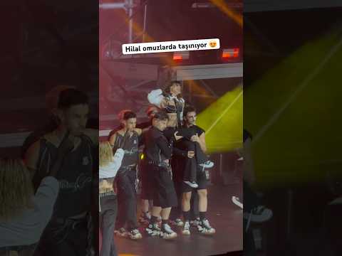 Manifest Hial omuzlarda taşınıyor 😍 #manifest #hilalyelekçi #dans #fyp #keşfet #harbiye #konser