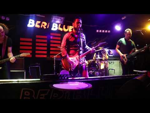 Umut Kaya-Mevsimler Geçerken (Canlı Performans)