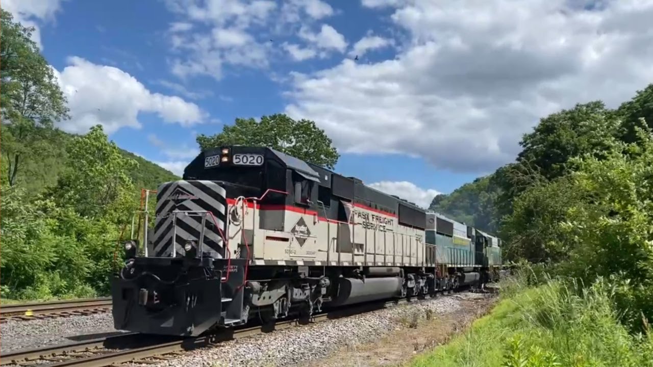 Catching a Fast Freight on the Reading and Northern! - YouTube