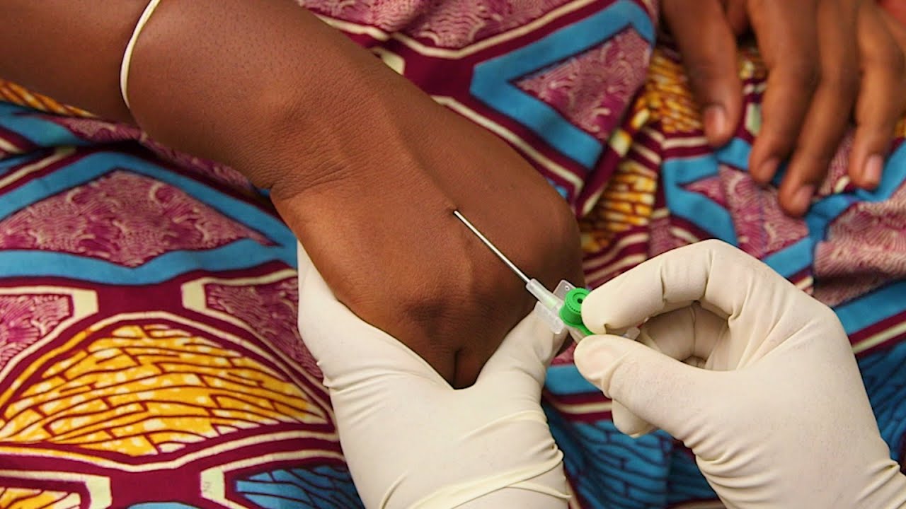Inserting an IV (French) - Childbirth Series - YouTube