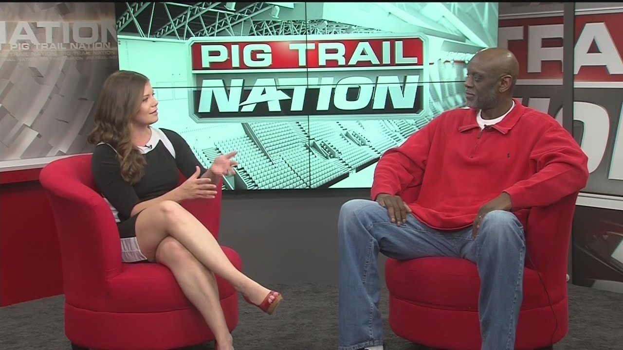 Isaiah Morris Shares What It's Like Watching Son Play For Hogs - YouTube