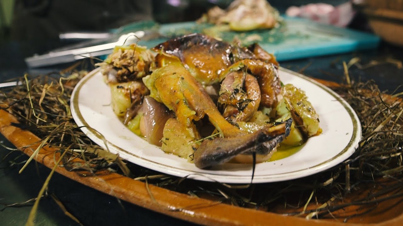 Parelhoen in stro - YouTube