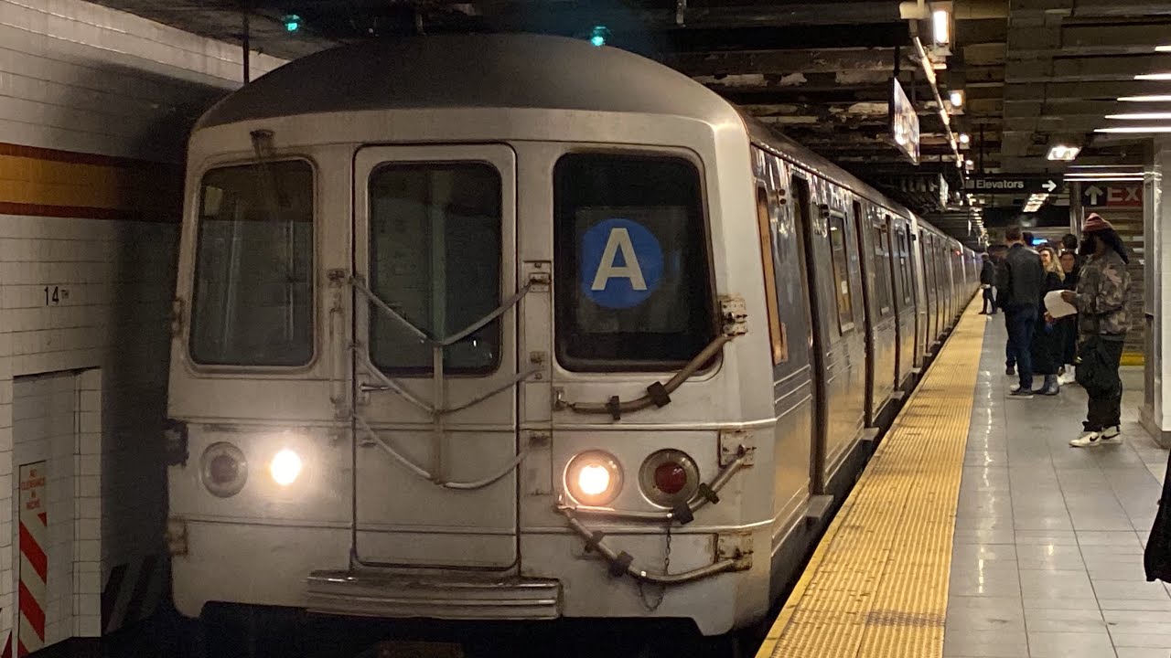 NYC Subway: R46 A trains at 14 Street - YouTube